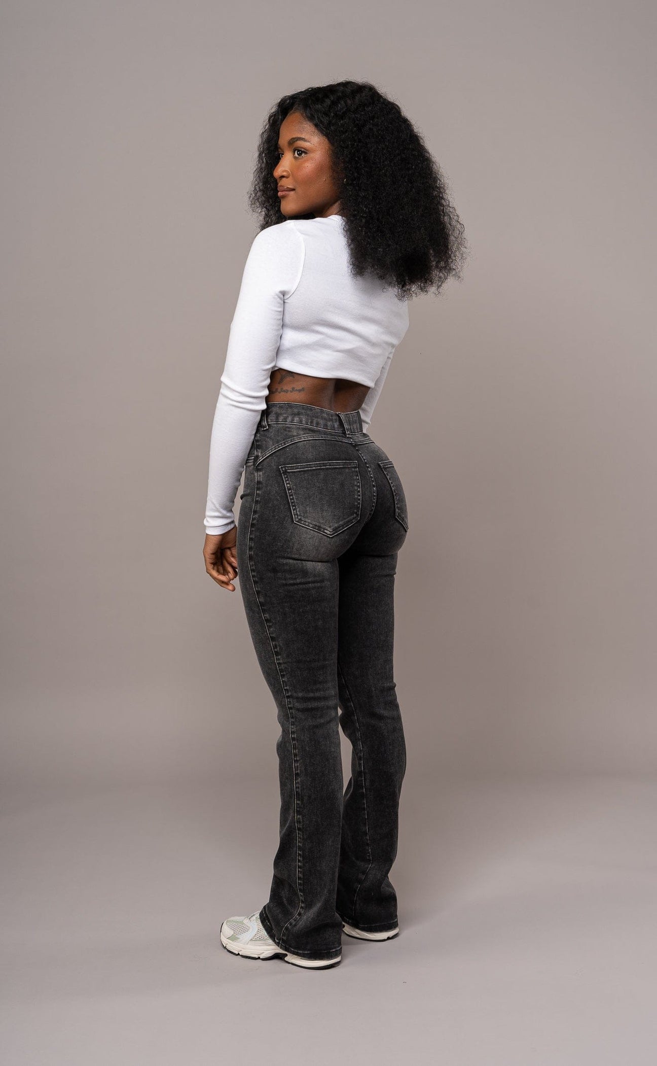 Womens Flared Mid Waisted Fitjeans - Heavy Washed Black